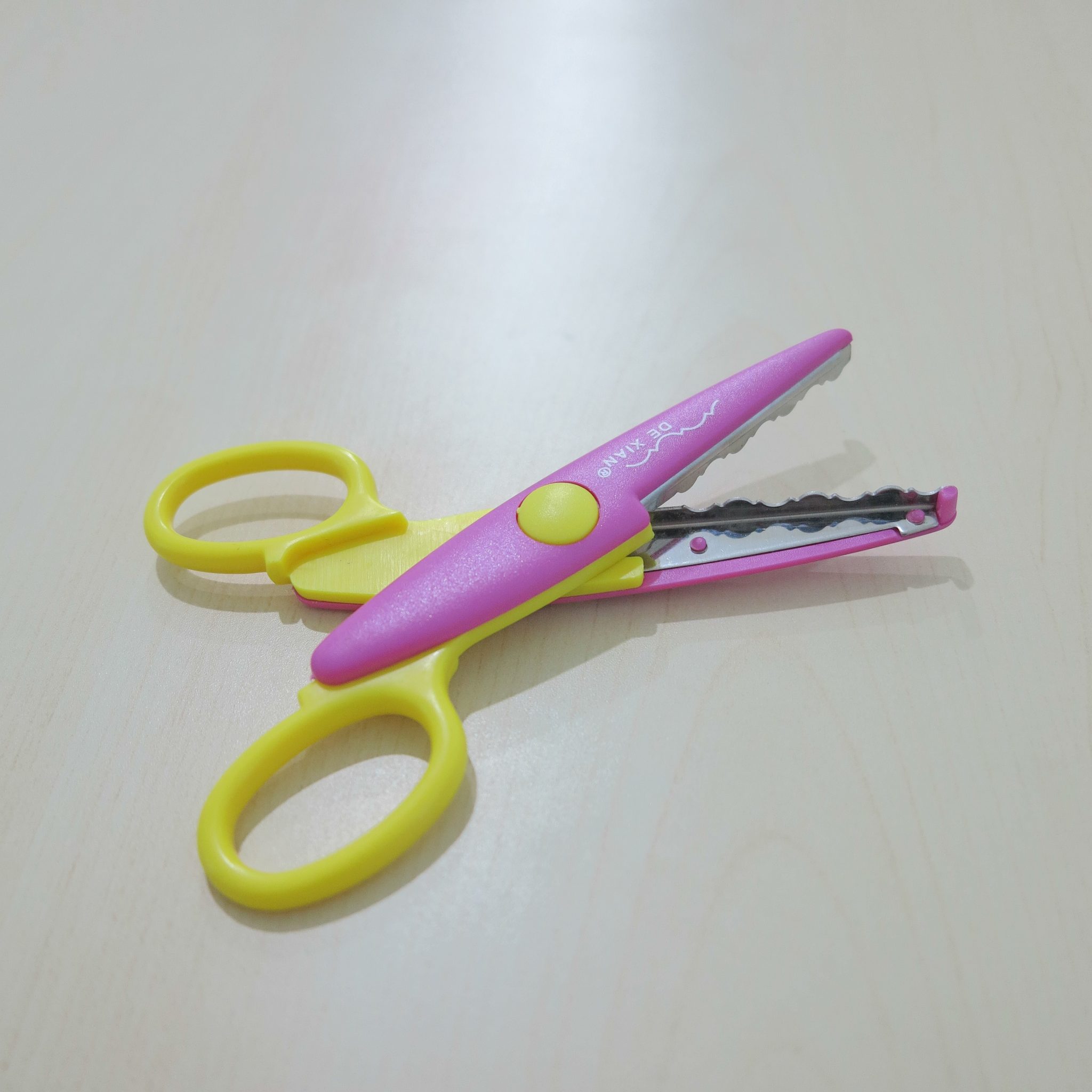 GUNTING KERTAS DEXIAN GERIGI ZIGZAG GELOMBANG K32 - Toko Mesin Jahit