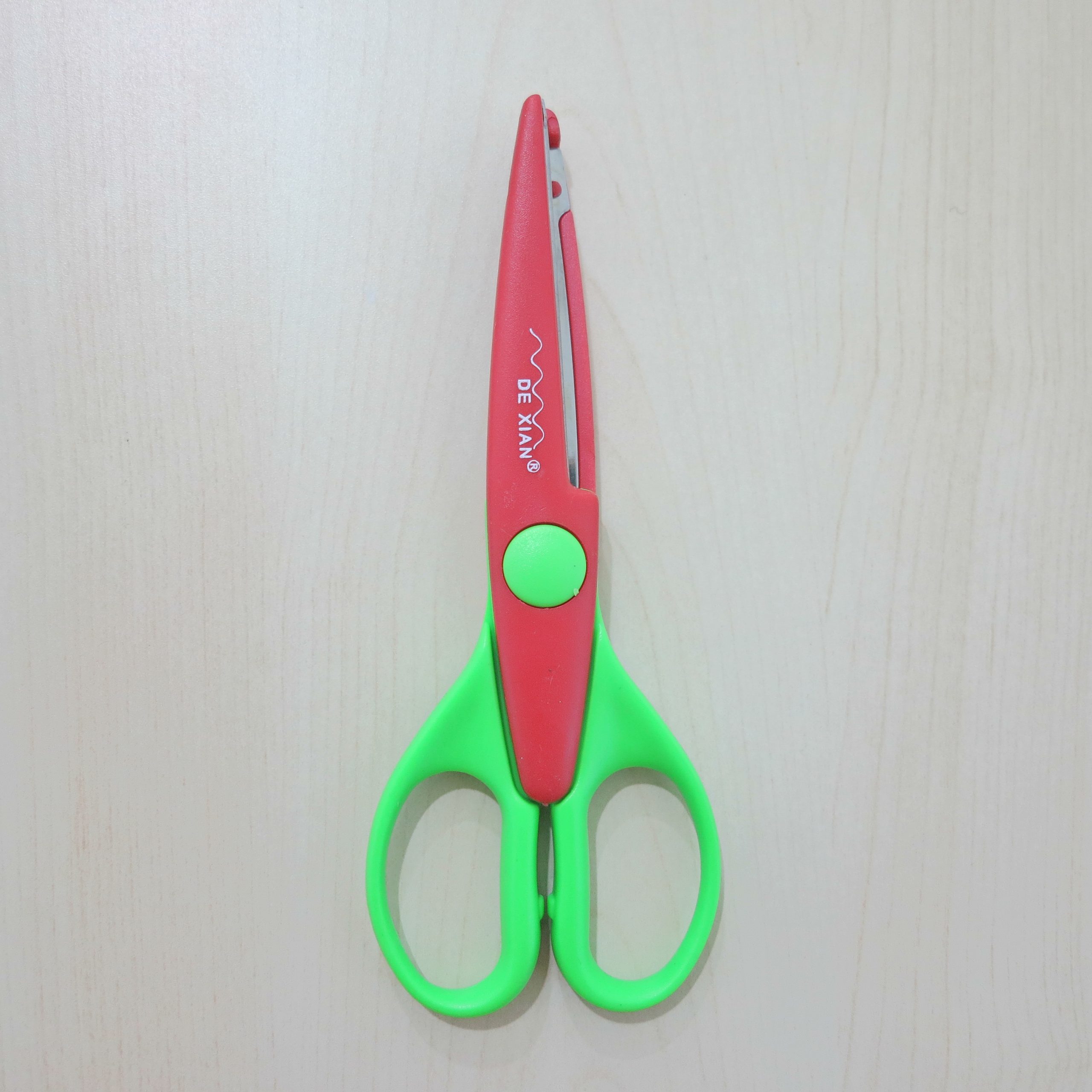 GUNTING KERTAS KADO DEXIAN GERIGI ZIGZAG GELOMBANG K33 - Toko Mesin Jahit