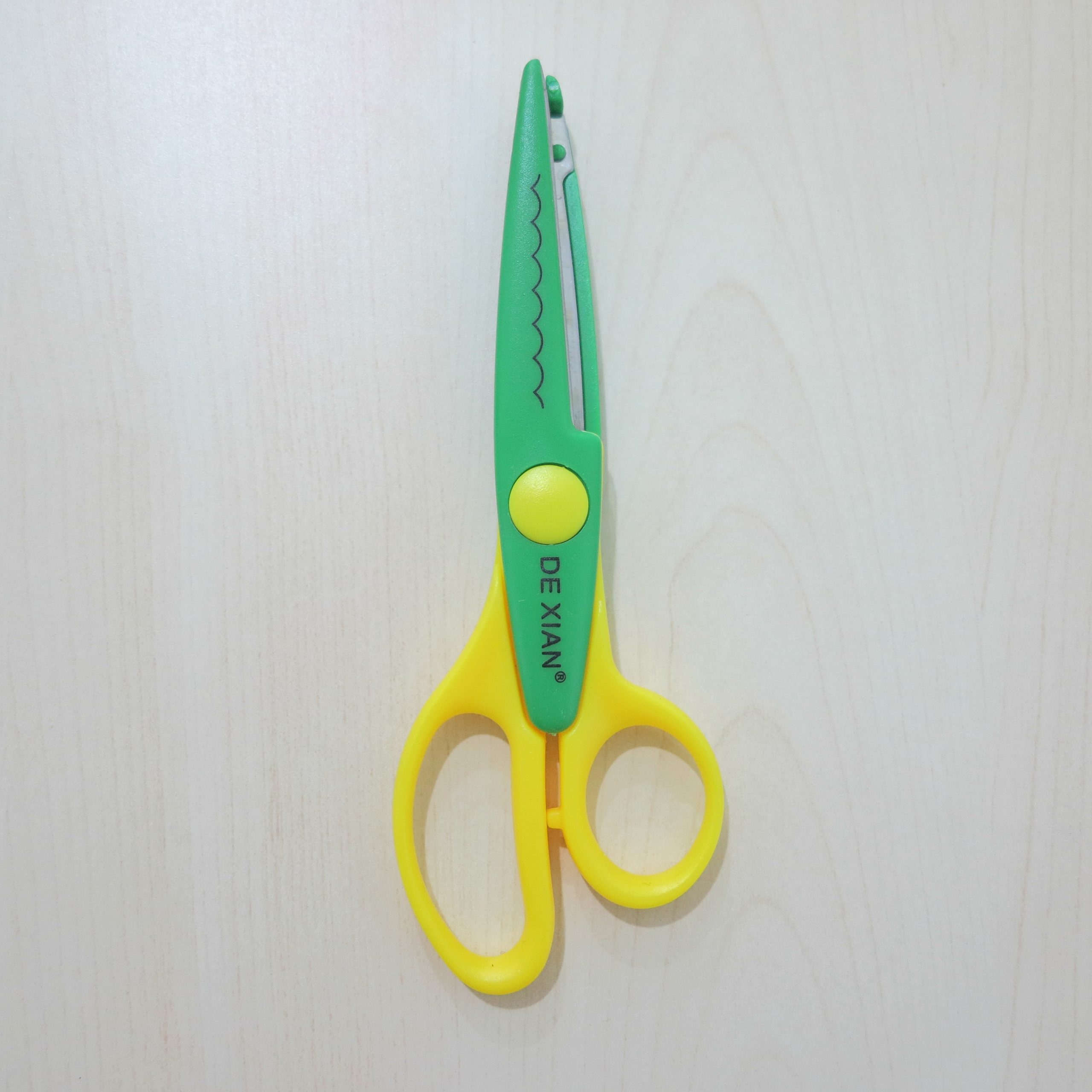 GUNTING KERTAS KADO DEXIAN GERIGI ZIGZAG GELOMBANG K34 - Toko Mesin Jahit